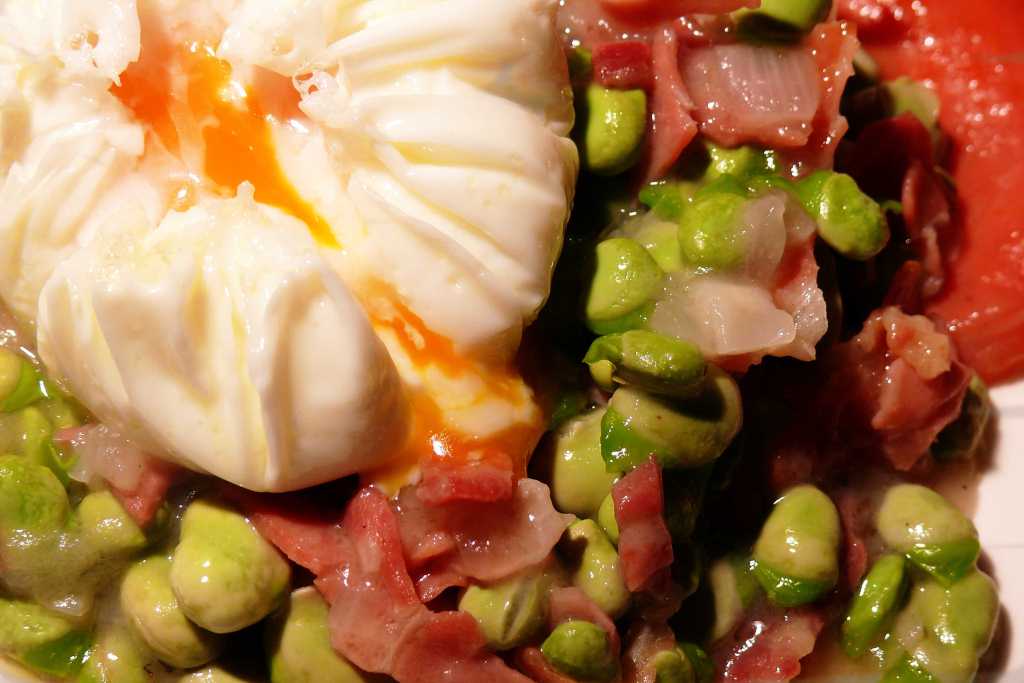 Habas con jamon y huevo poché , receta